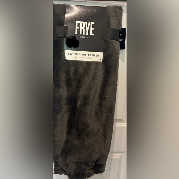 Frye | Bedding | Frye Faux Fur Throw Blanket 5 X 70 Nwt Reversible Dark ...